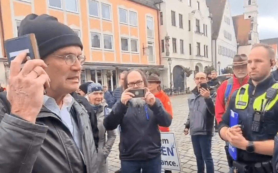 Meinungsfreiheit unter Beschuss: friedlicher Demonstrant brutal ...